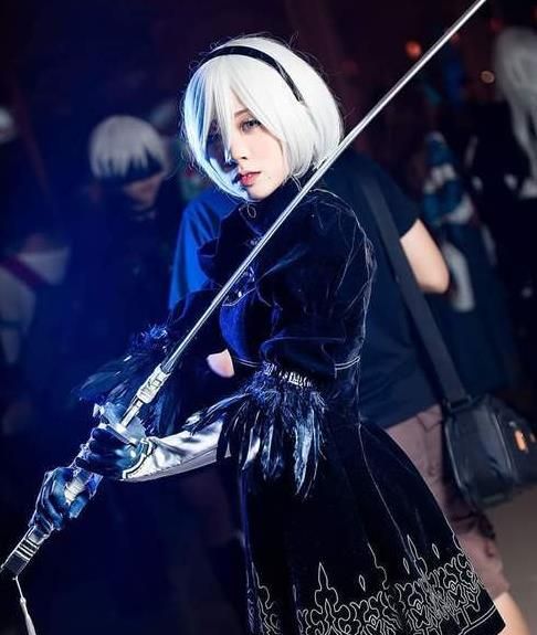 尼尔：机械纪元2B小姐姐cosplay，网友：会耍剑的美女都很酷啊！
