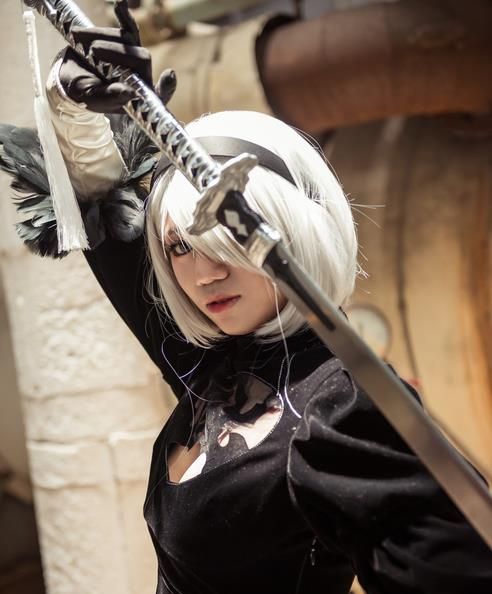 尼尔：机械纪元2B小姐姐cosplay，网友：会耍剑的美女都很酷啊！
