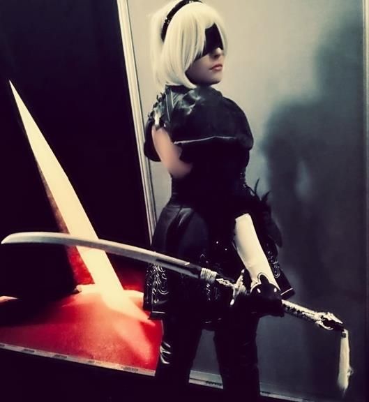 尼尔：机械纪元2B小姐姐cosplay，网友：会耍剑的美女都很酷啊！