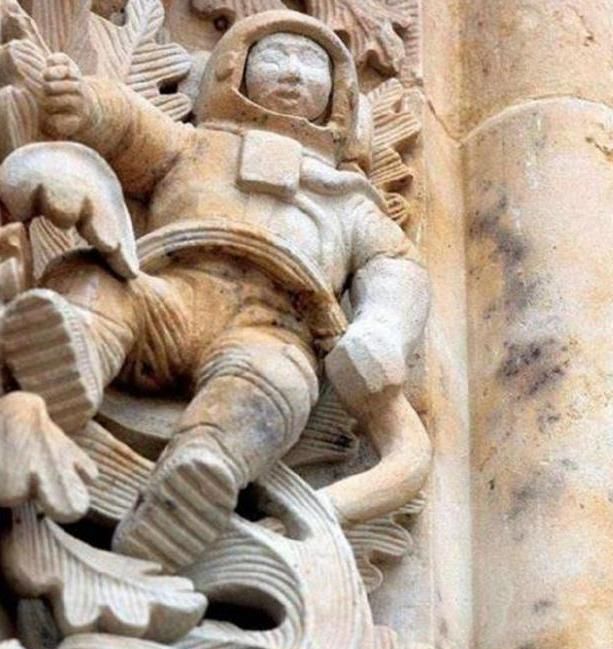 世界文物：图4穿越时空宇航员浮雕，图6圣甲虫形护身符