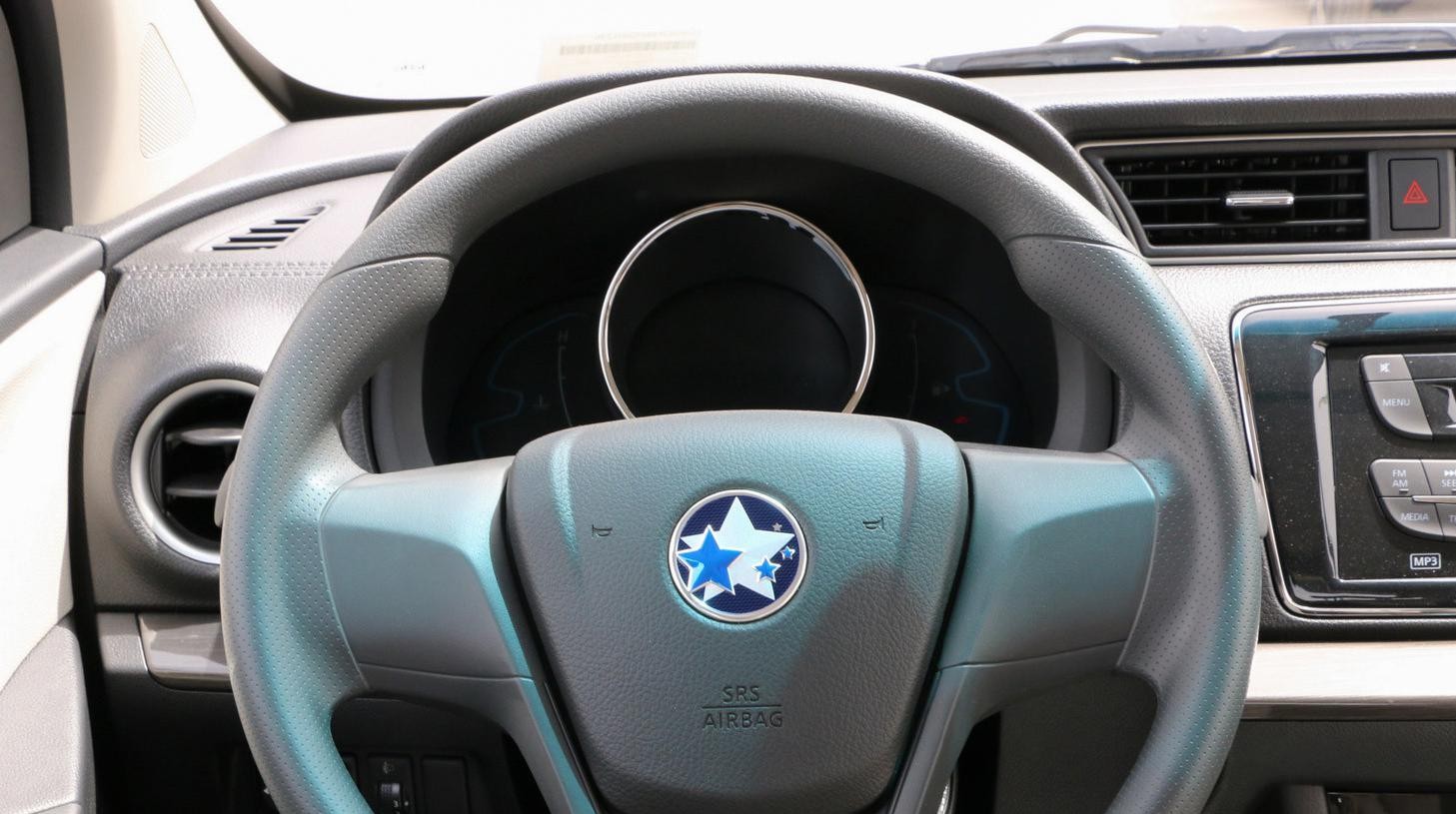 看看时尚霸气的启辰M50V图，霸气的外观，看上去比较犀利-新浪汽车