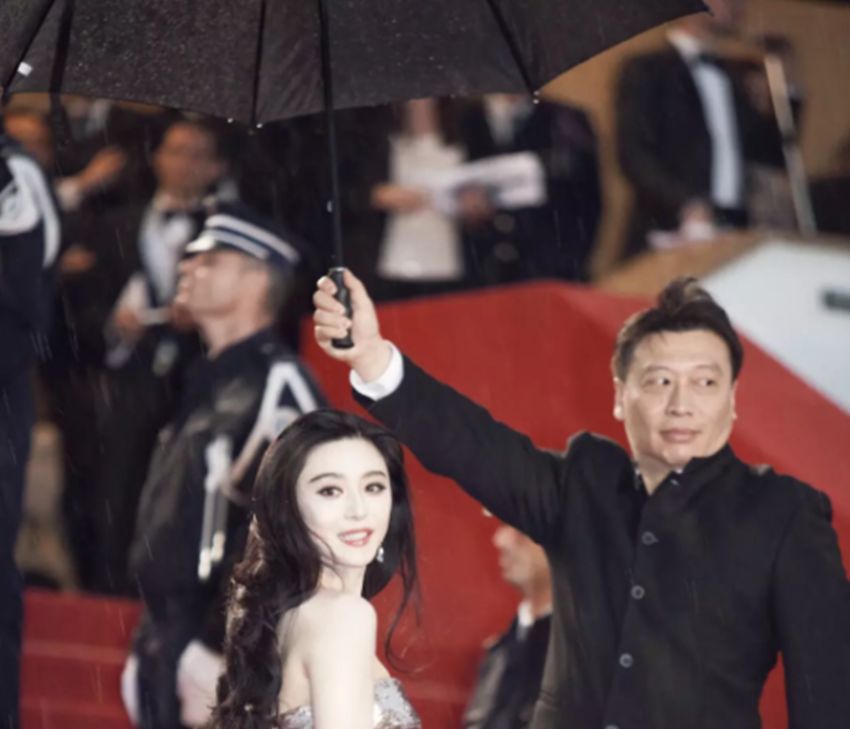 范冰冰走过的戛纳，最美的应该是这个造型，雨中回眸一眼万年！