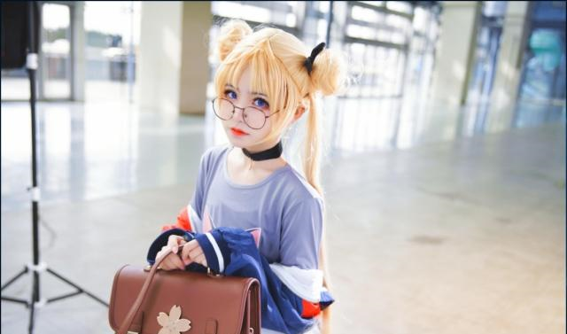 美少女战士月野兔清纯cos，飘逸的双马尾，看我代表月亮消灭你|野兔|美少女战士|双马尾|月亮|小姐姐_新浪新闻