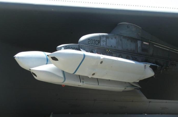 B52轰炸机不再扔核弹？美军公布重磅信息，要用新战轰解决对手|战略轰炸机|核弹|轰炸机_新浪新闻