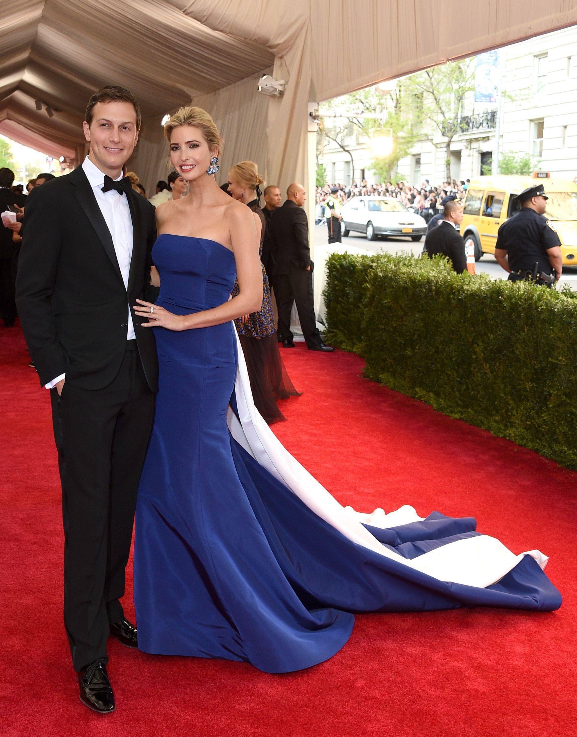 伊万卡12次参加Met Gala造型盘点，脸越变越精致|伊万卡|晚礼服|礼服_新浪新闻