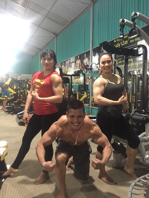 女孩有着漂亮的容貌但身体却比男人还强壮，网友怀疑她换脸了