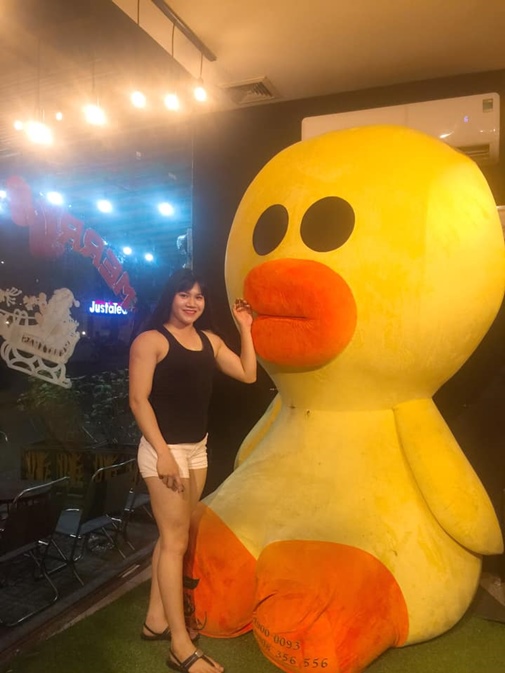 女孩有着漂亮的容貌但身体却比男人还强壮，网友怀疑她换脸了