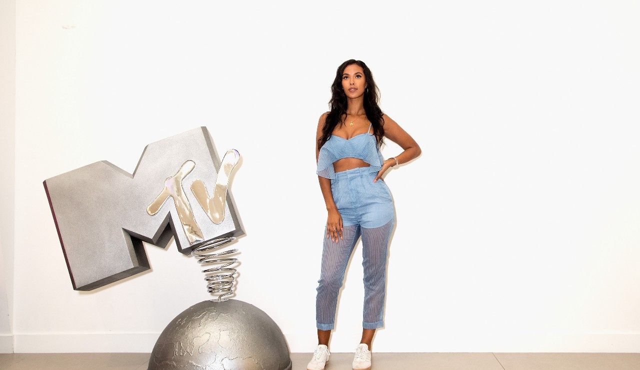 英著名主持人玛雅·贾玛录制节目，别致时尚衣装秀身材