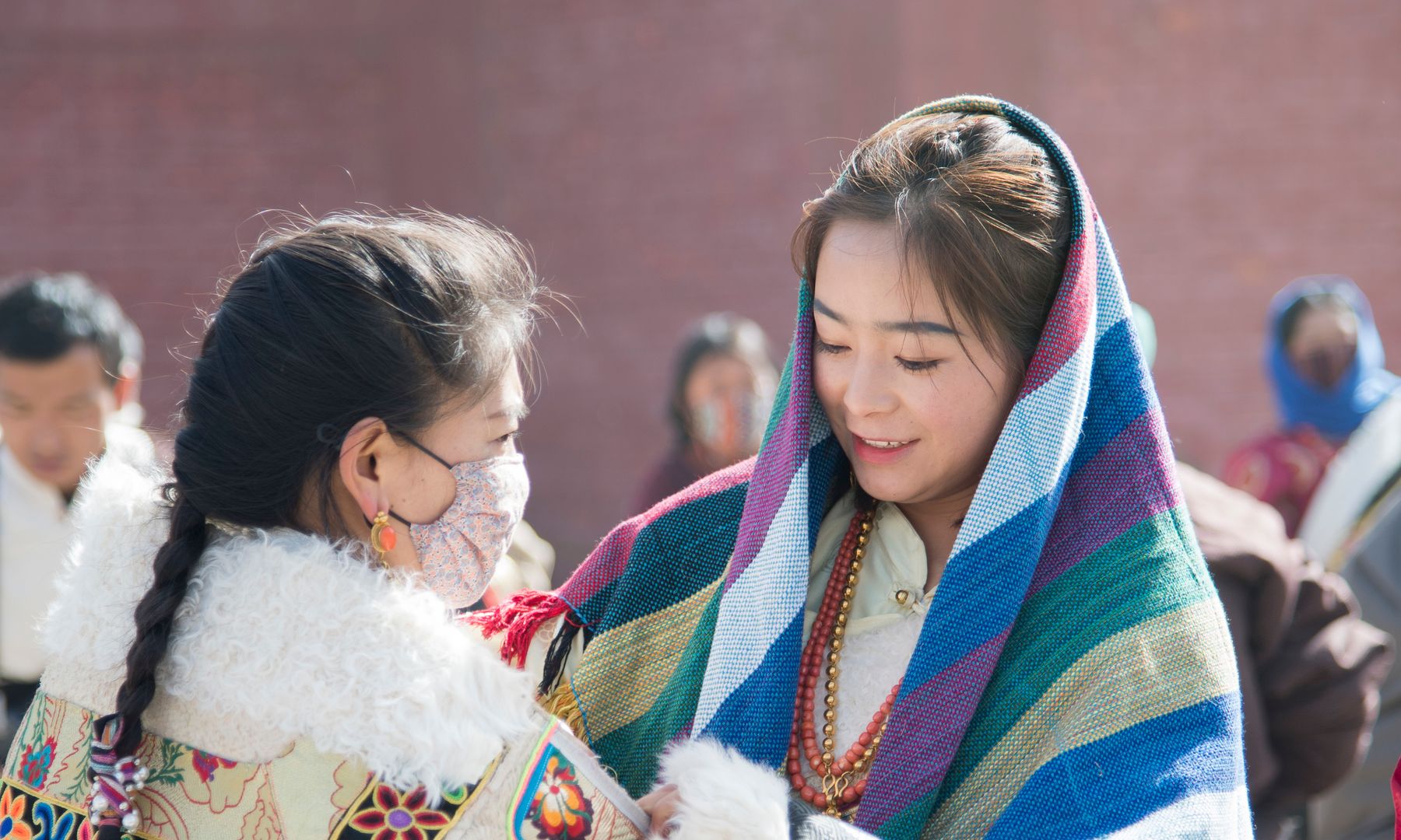 人文纪实摄影：节日里藏族同胞的微笑|农历|藏民|油花_新浪新闻