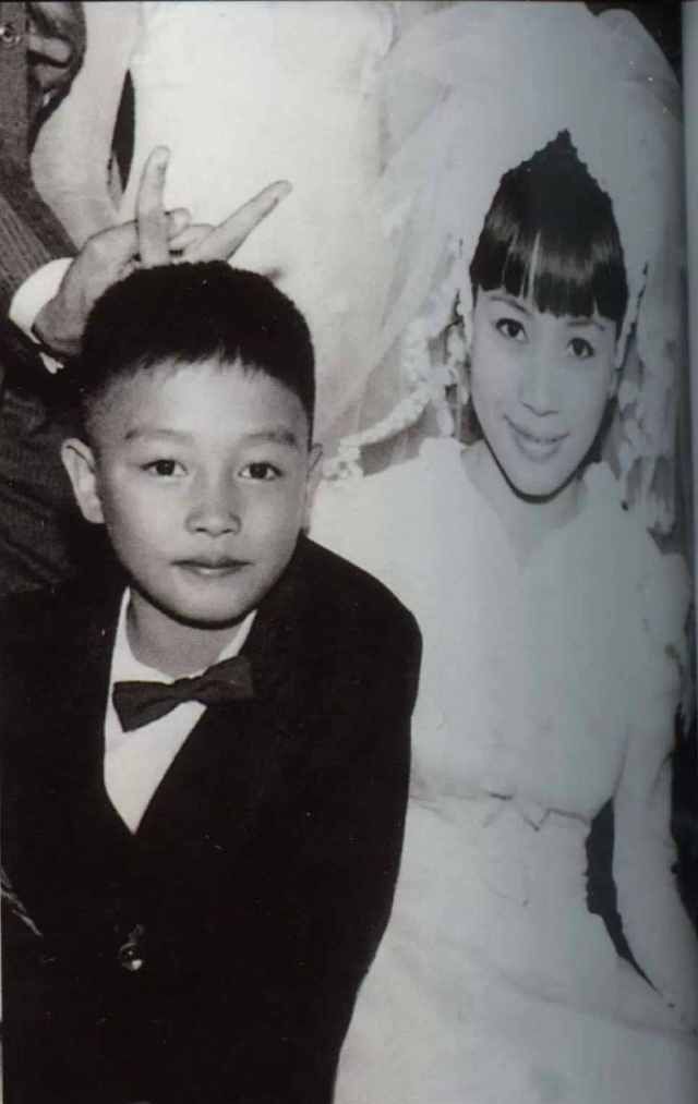 “张国荣”童年罕见照，从小就帅气可爱，图3是5岁时和母亲潘玉瑶|张国荣|童年|可爱_新浪新闻