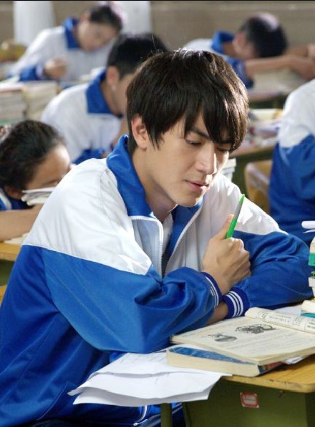 演过学生的七位男明星：彭于晏痞帅，胡一天比心，林更新变学霸