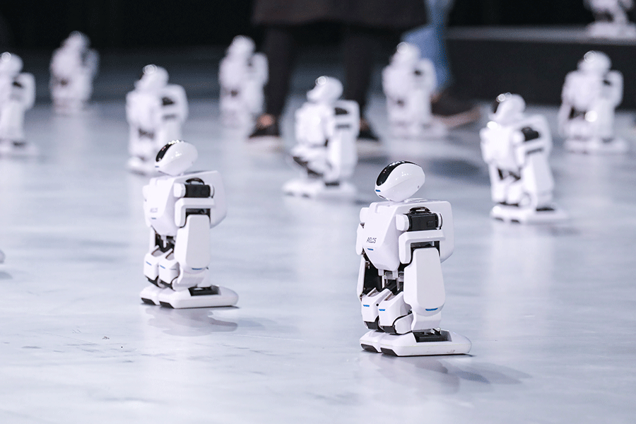 机器人群机乱舞开party，集体为难我少年？！