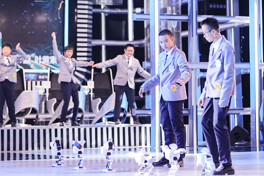 机器人群机乱舞开party，集体为难我少年？！