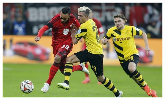 职业球员踢足球秘笈：心态好，放轻松|比赛|球场|传球_新浪新闻