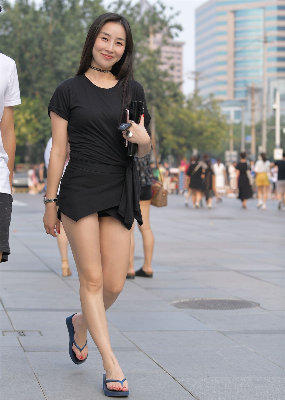 街拍:极品美少妇身穿白色包臀裙,肤如凝脂比少女还白嫩!美少妇包臀裙极品新浪新闻