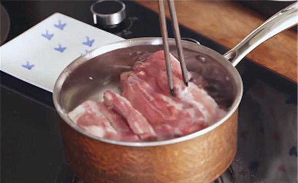 暖心的肉骨茶，配上冷油条，好吃又营养的一餐|肉骨茶|白胡椒|油条_新浪新闻