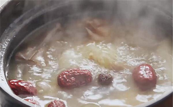 暖心的肉骨茶，配上冷油条，好吃又营养的一餐|肉骨茶|白胡椒|油条_新浪新闻