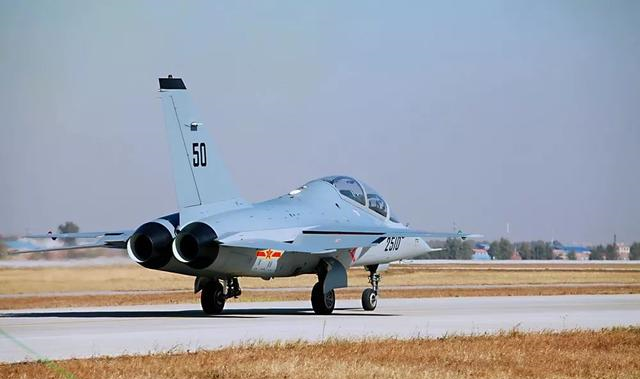 燃爆，红旗HS7辉映歼20，国之重器列队庆祝中国空军70周年-新浪汽车