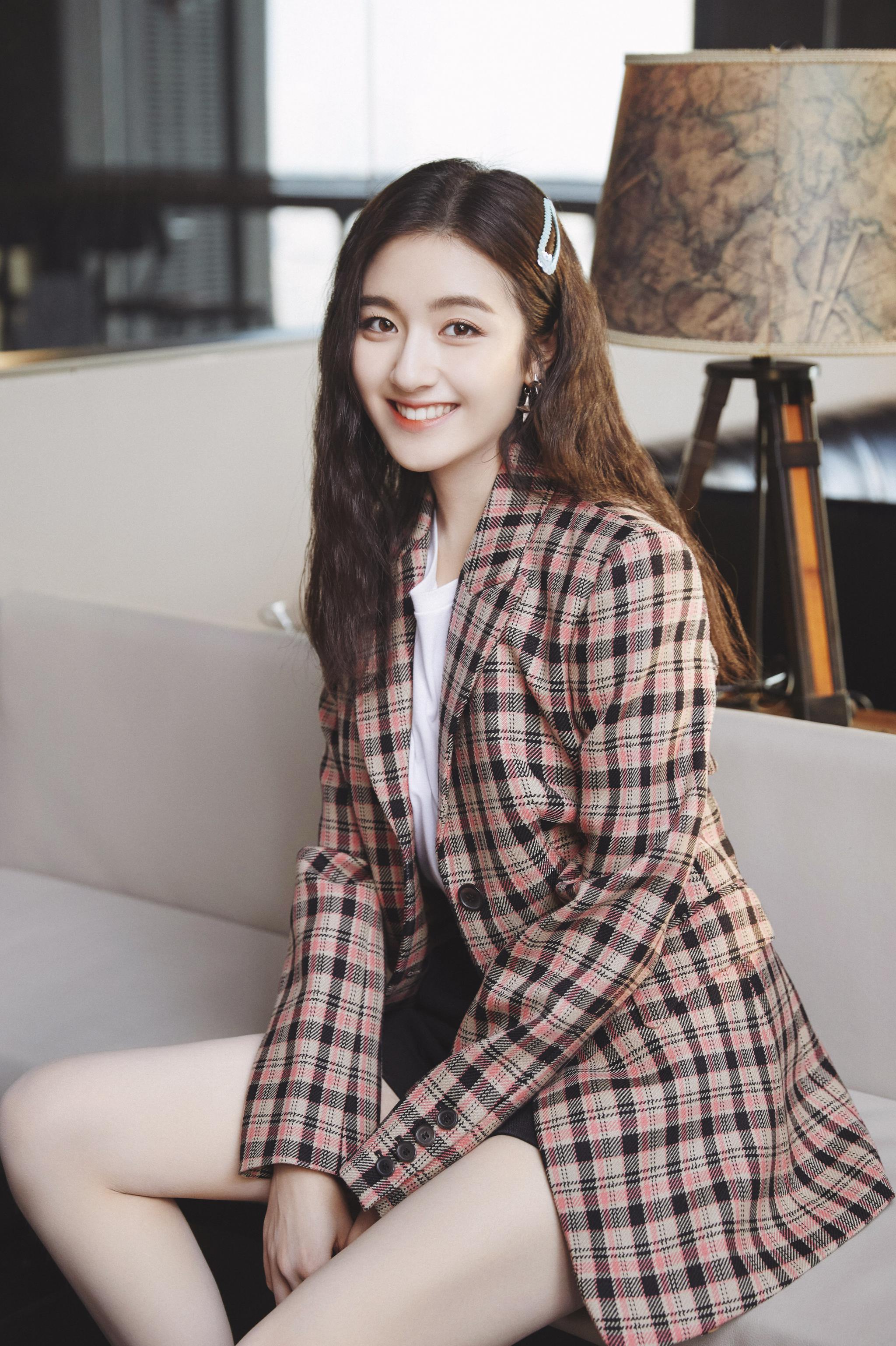 李兰迪现身2019doki人气舞台 格子西装率性十足