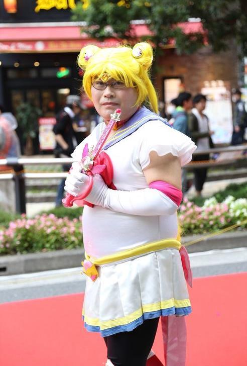 月野兔恶搞版COS：美少女战士？别拦我，我要代表月亮消灭你们！