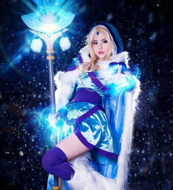 DOTA2冰女cosplay，衣服都无法遮盖小姐姐的强大欧派！