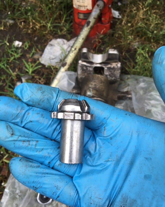 哈弗H6维护电子手刹分泵，消除了拉动手刹时的异响-新浪汽车