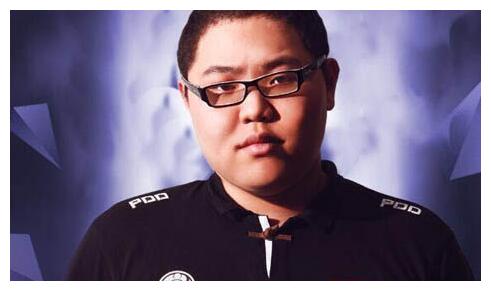 英雄联盟：PDD参与皮皮小学揭牌仪式，爱心传递电竞正能量