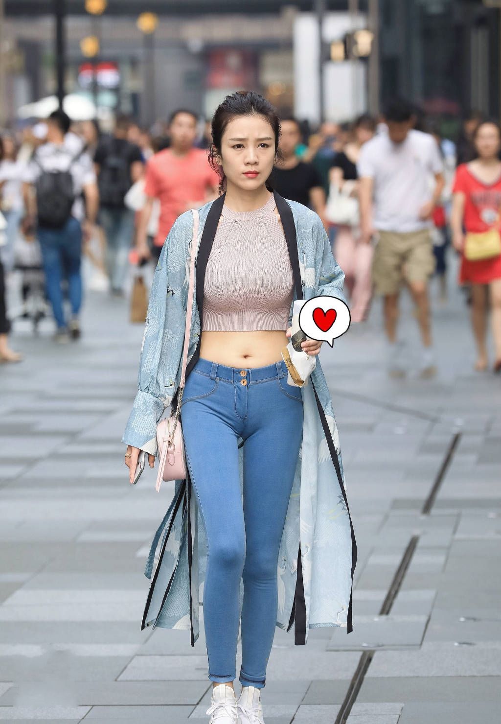街拍：身材极品的美女，穿紧身上衣和阔腿裤，胸大腰细腿长太迷人