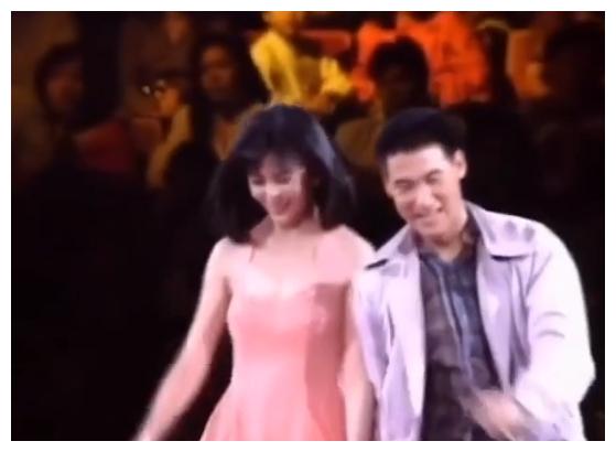 为啥说时尚是个轮回？看看关之琳30年前的穿搭，都是人家玩剩下的|关之琳|轮回|时尚_新浪新闻