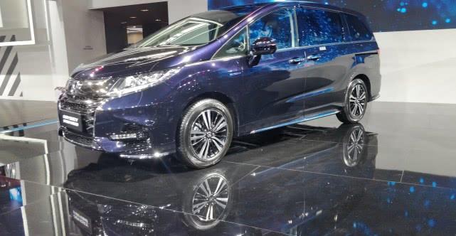 不给别克GL8留活路，油耗5.7L，国六标准，后排放倒睡三人-新浪汽车