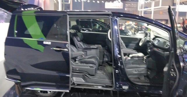 不给别克GL8留活路，油耗5.7L，国六标准，后排放倒睡三人-新浪汽车