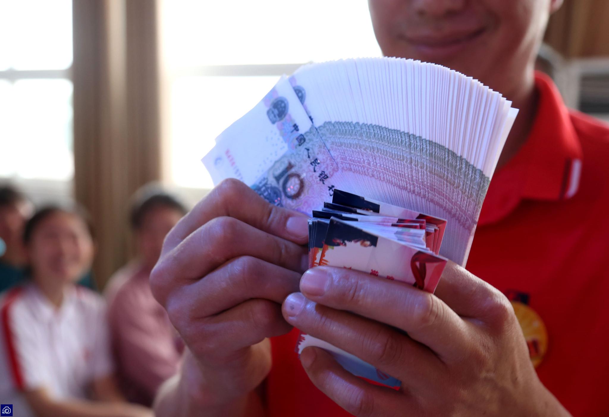 高考前老师拿一沓钞票来送祝福，考生没心思看钱，只顾低头复习|考生|动员会|钞票_新浪新闻