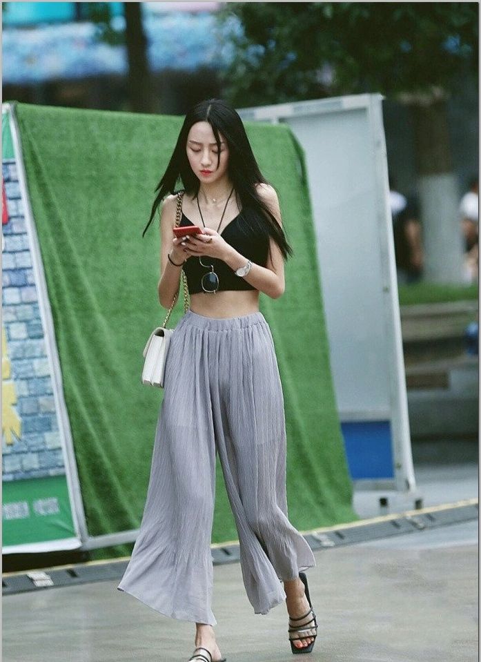 街拍：紧身衣美女突出饱满上围，极品美臀，s型身材显迷人气息！牛仔裤女神美背新浪新闻 1817
