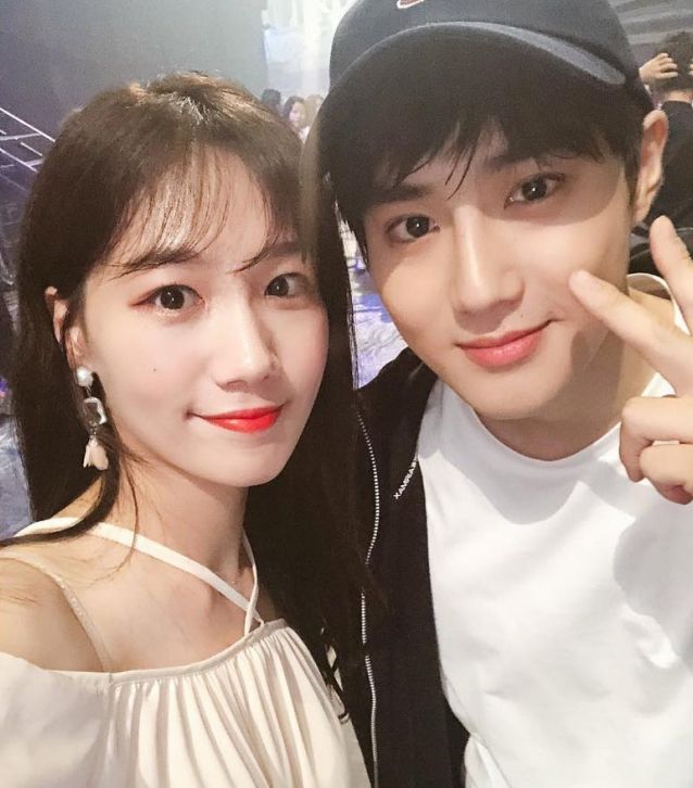 chen表妹以女团iluv出道！与exo成员亲密挽手照流出|表妹|合影|女团_新浪新闻