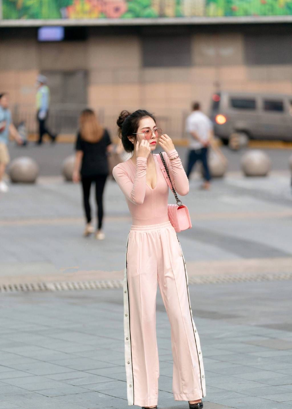 街拍：身材极品的美女，穿紧身上衣和阔腿裤，胸大腰细腿长太迷人新浪新闻