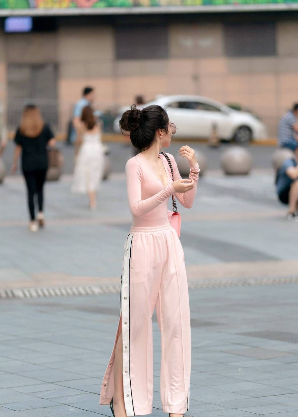 街拍：身材极品的美女，穿紧身上衣和阔腿裤，胸大腰细腿长太迷人