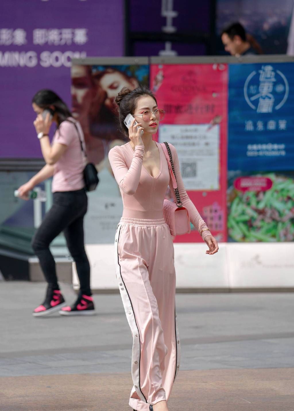 街拍：身材极品的美女，穿紧身上衣和阔腿裤，胸大腰细腿长太迷人