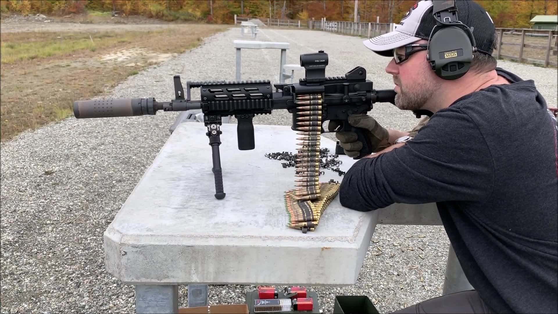 MCR轻机枪采用可散式弹链供弹配备消音器声音小的可以不戴耳麦_新浪新闻