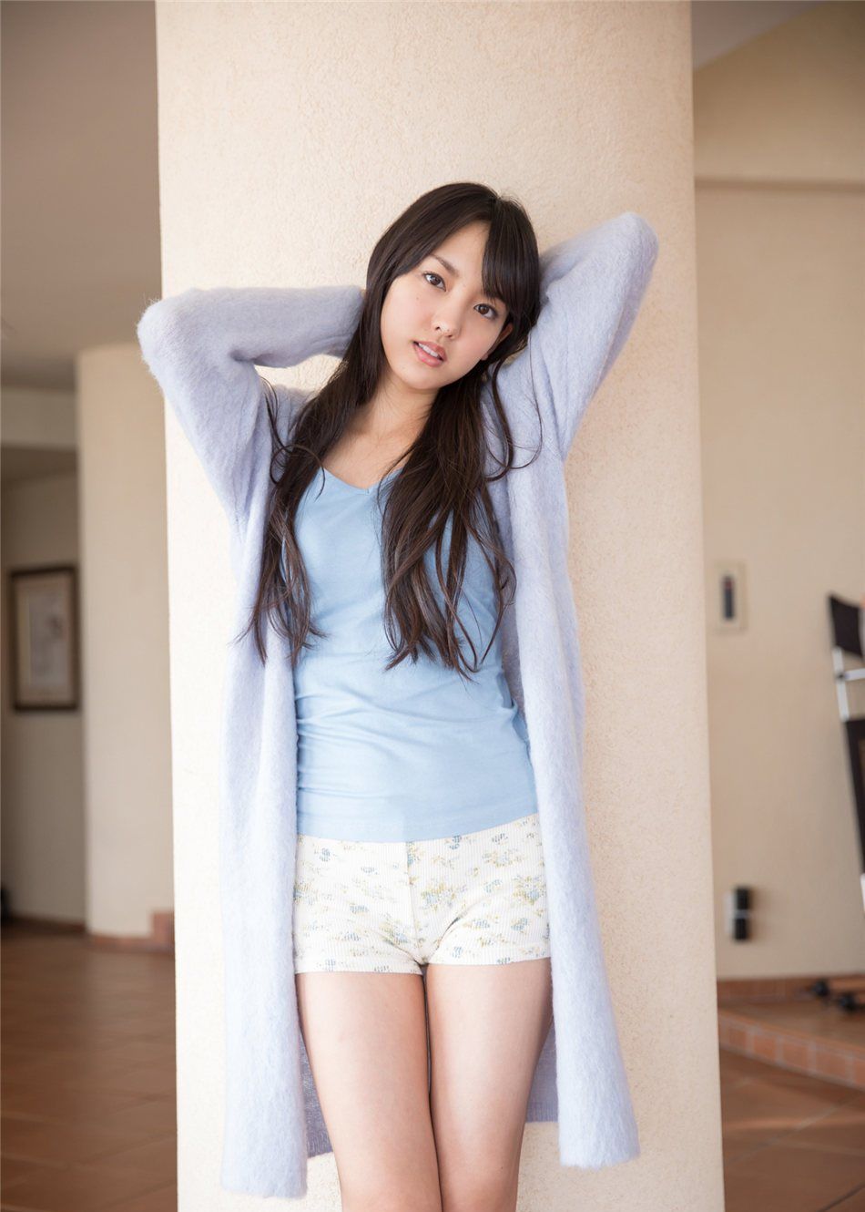 一位日本治愈系美少女，相貌清纯可爱，私房吊带衫写真楚楚动人！