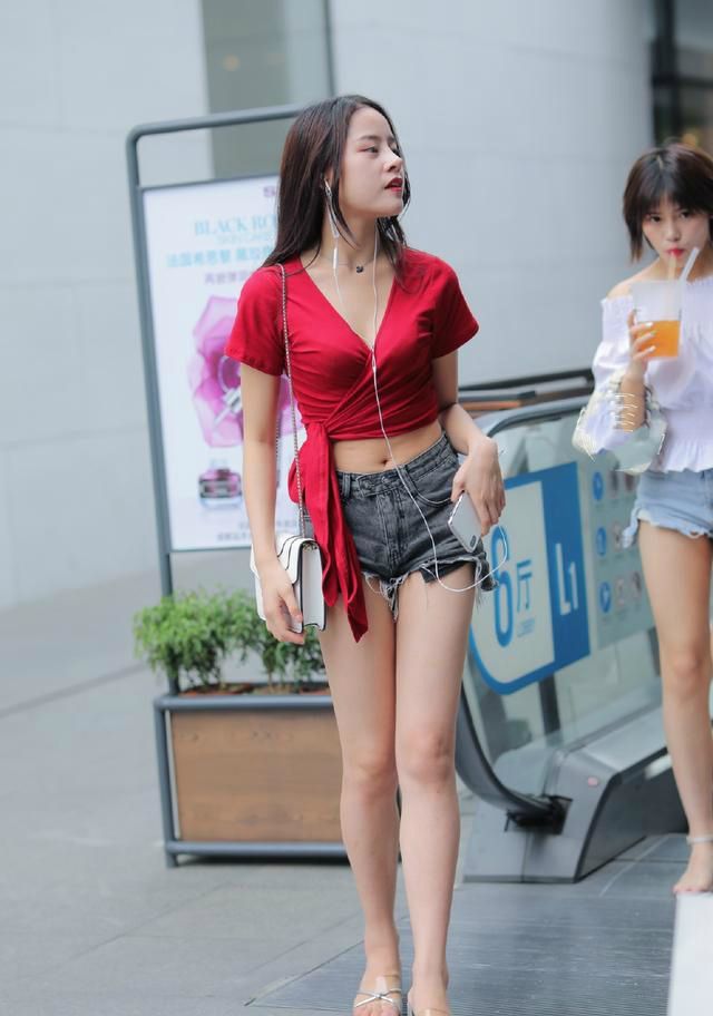 街拍：女孩子穿超短热裤和小细腿儿更配啊！ 3715