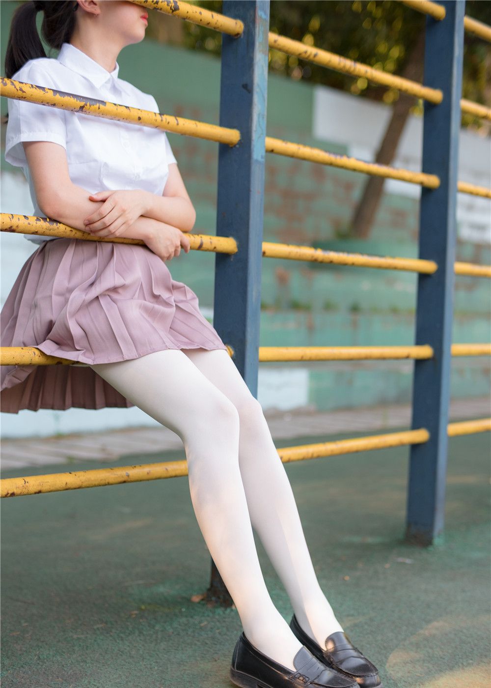 Cosplay摆拍：白色丝袜校园装，青春纯洁扑面而来