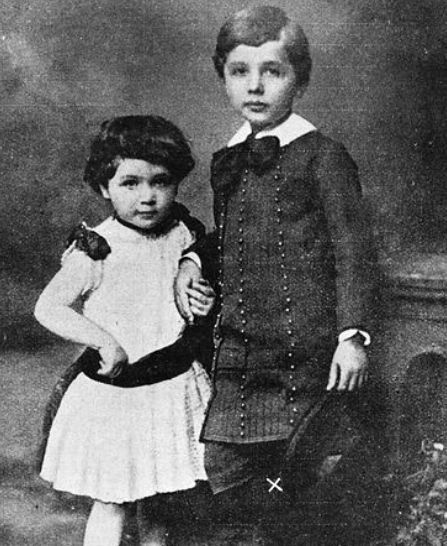 老照片：爱因斯坦罕见童年照，身穿小西装，很帅很可爱