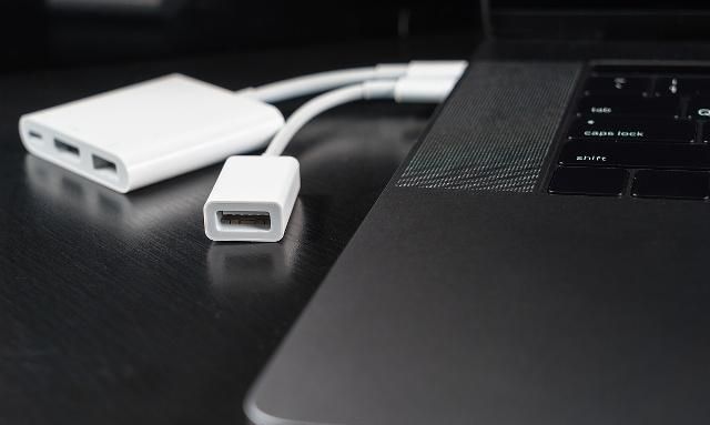 Type-C即将一统天下？苹果准备开放Type-C转Lightning吗？__财经头条