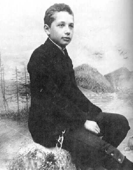 老照片：爱因斯坦罕见童年照，身穿小西装，很帅很可爱