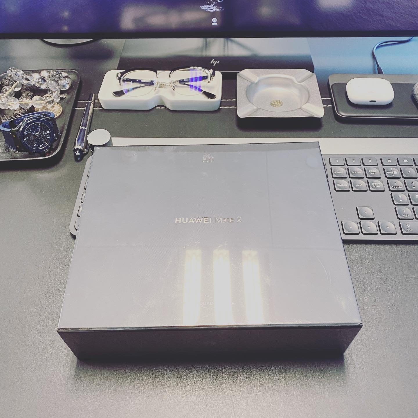 开箱16999抢到的华为MateX：打开包装盒后，觉得值了！__财经头条