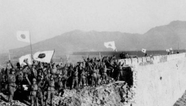 1937年南京沦陷时的惨状，中国士兵堆积6英尺高，老百姓一脸绝望