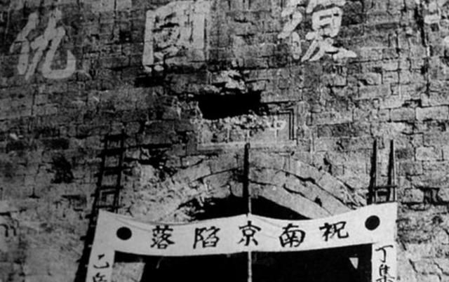 1937年南京沦陷时的惨状，中国士兵堆积6英尺高，老百姓一脸绝望