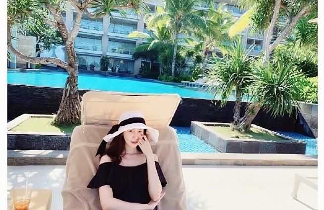 林允儿度假美照超大胆!穿着睡衣裙出镜,还上演吊带泳衣的魅惑
