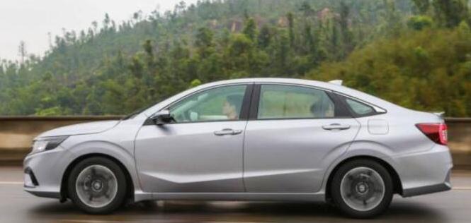 这才是家轿新标杆！比轩逸还大，油耗4.9L，7.98W带安全超感系统