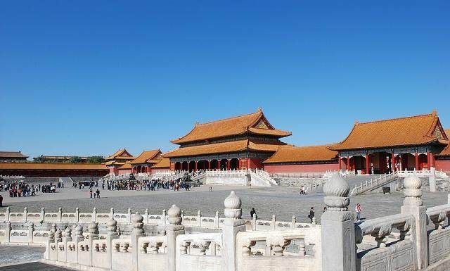 兴致勃勃地乘车前往国立故宫博物院，真的是大开眼界了！